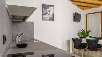 Um frigorífico/congelador grande, um micro-ondas, uma placa de cozinha
