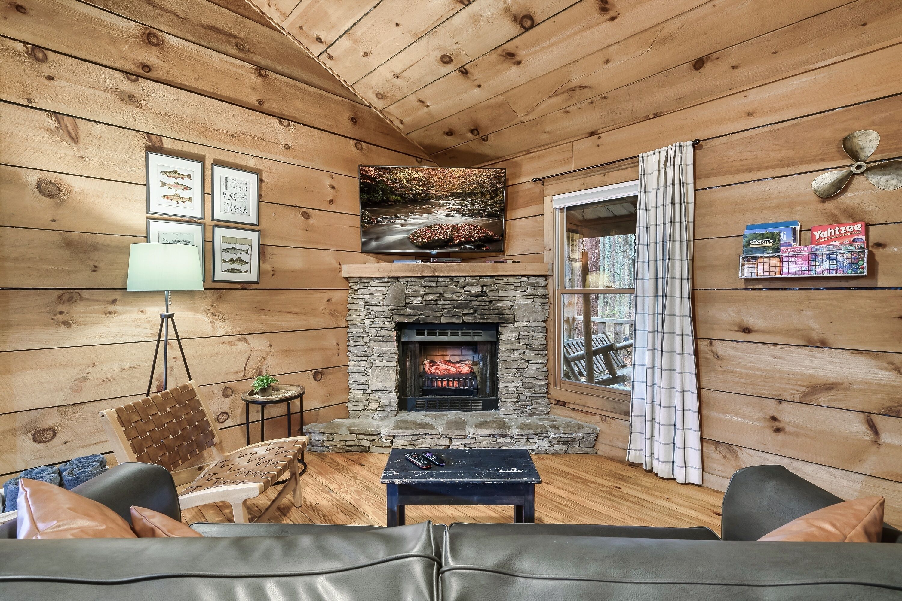 Hot Tub | Dog Friendly | Near Tuckaleechee Caverns - Townsend, TN