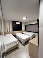 Quarto econômico | Frigobar, escrivaninha, espaço de trabalho para notebook