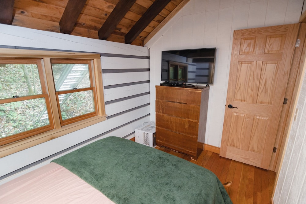 Tall Timbers Rustic Log Cabin: Full Size Cabin W/ Washer & Dryer - Kentucky