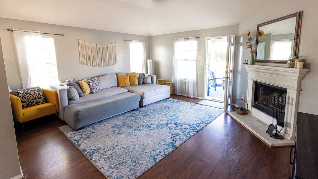 Dog-friendly/ Spacious 4br/2ba Home/near Austin/ev Charger/separate Office - Kyle, TX