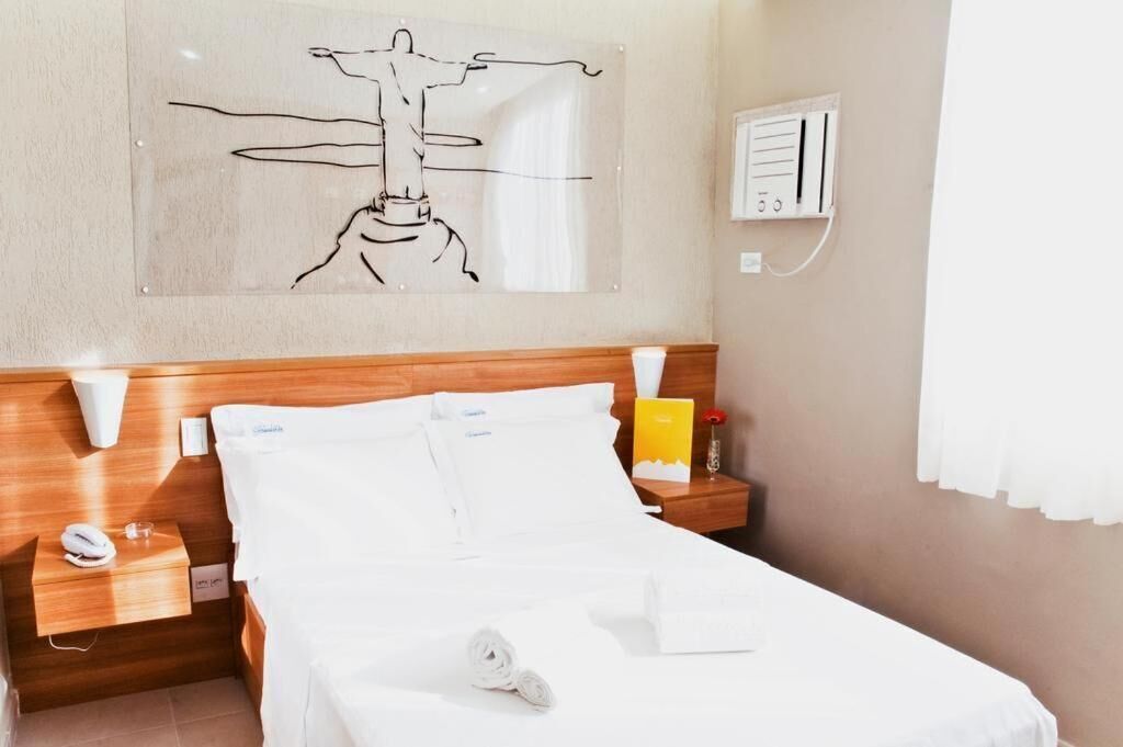 Cofre no quarto, com decoração personalizada 