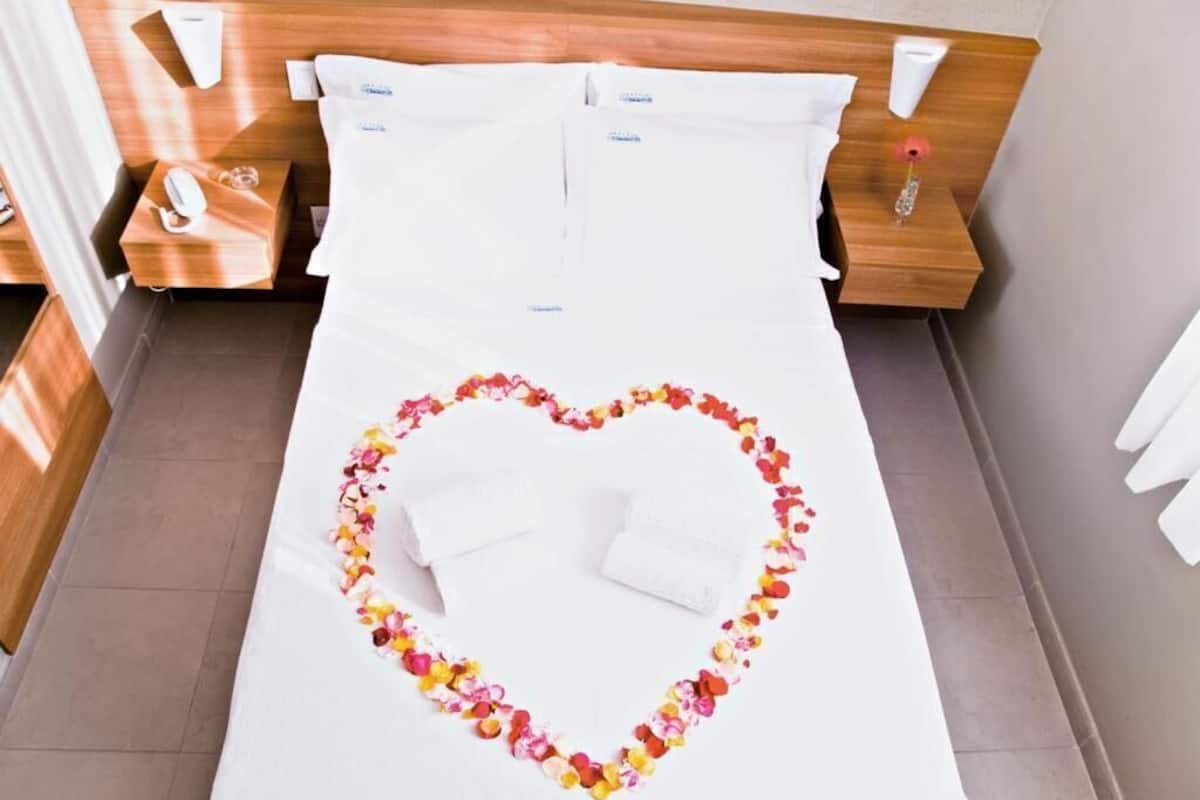 Cofre no quarto, com decoração personalizada