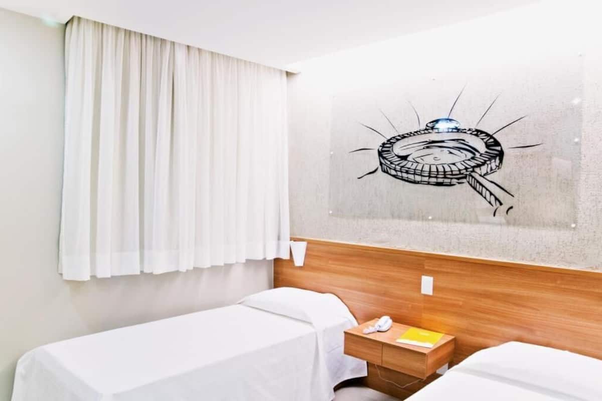 Cofre no quarto, com decoração personalizada