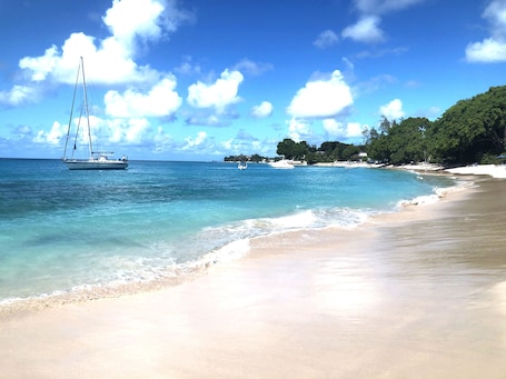 Condo, 2 quartos, sacada, vista para o jardim | Praia | Perto da praia . Kingsgate #1 - by Zenbreak