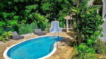 Apartamento em Condomínio Fechado, 2 quartos, varanda, vista para o jardim | Piscina | Piscina exterior