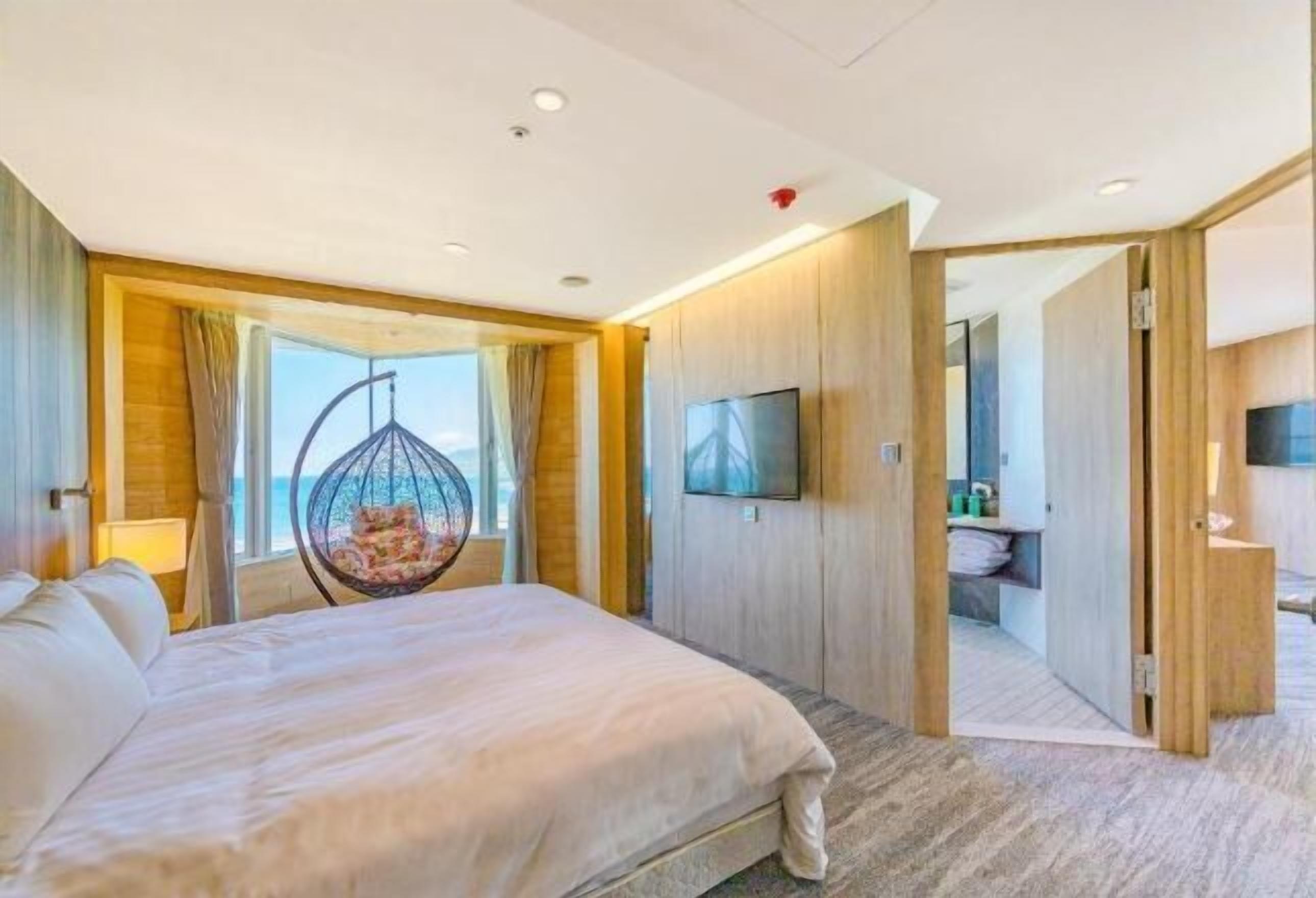 Roupas de cama premium, edredons de pluma, frigobar, cofres nos quartos