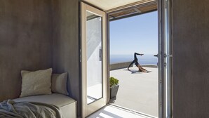 Quarto moderno com uma grande porta de vidro que se abre para uma varanda.