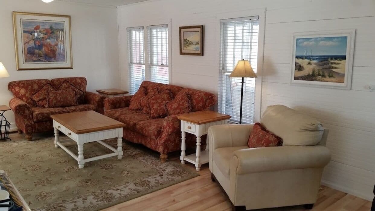 Too Qute! Beach Cottage: North Beach! 4 Bedrooms! 2.5 Baths! - South Haven, MI