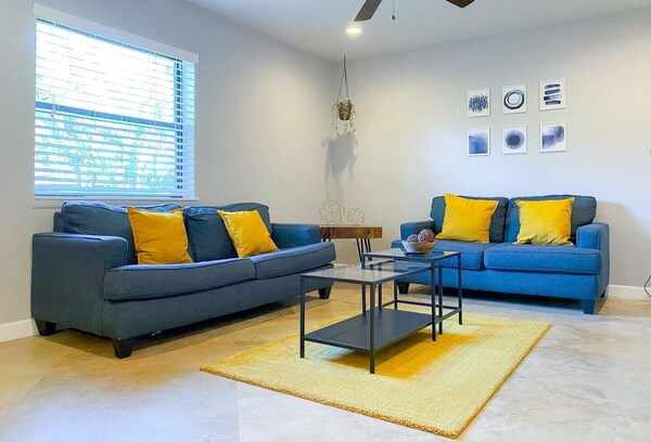 Paradise Orange #2 - Patio/parking/netflix/pets - Fort Lauderdale, FL