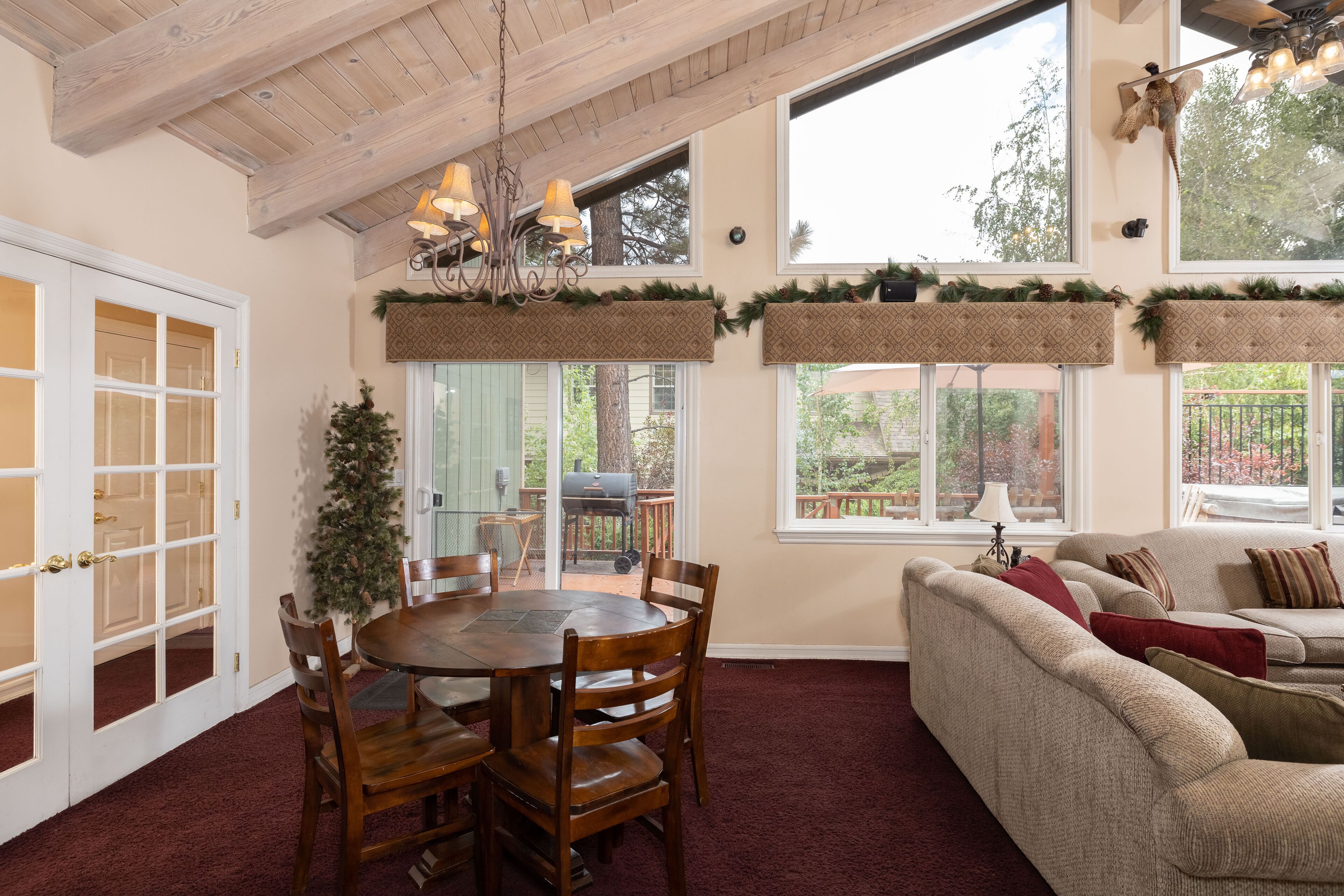 Big Bear Biltmore. Excellent Location. Games. Walk To The Park & Lake. Quiet Neighborhood. Spa. Bbq. - Big Bear Lake, CA