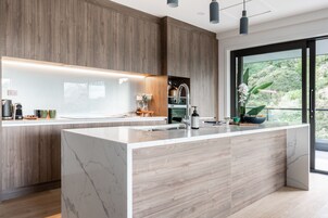 Penthouse, 3 quartos (Apartment) | Cozinha privada | Um frigorífico, um micro-ondas, um forno, uma placa de cozinha 