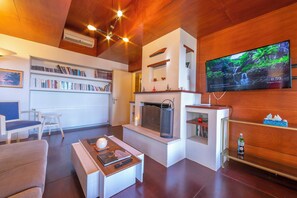 Villa Familiar, 2 quartos, 2 casas de banho (Villa Revita Kourouta beach) | Sala | Televisor de ecrã plano de 21 polegadas com canais via satélite 