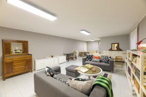 Villa Familiar, 3 quartos, junto à montanha (Villa Paola Tremezzo) | Sala | Televisor de 21 polegadas com canais por cabo 