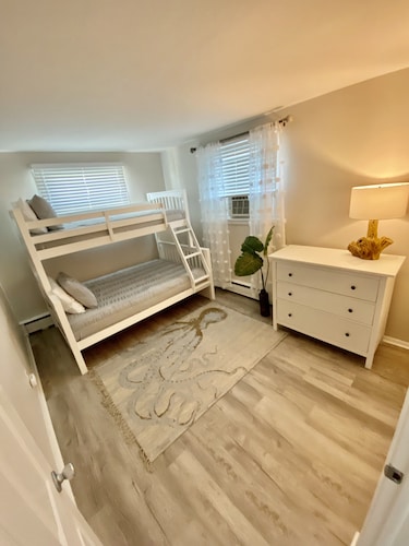 Ocean Block Newly Renovated 2nd Floor With Deck And Ocean View! - Brigantine, NJ