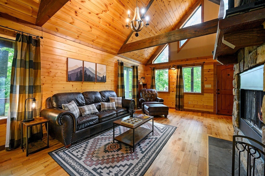 Stunning Bear Den Cabin - Broken Bow Lake, OK