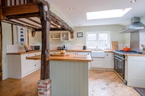 Casa (4 Bedrooms) | Cozinha privada | Geladeira, micro-ondas, fogão, cooktop