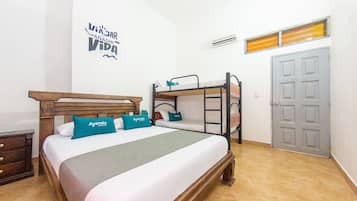 Quarto quádruplo standard | Roupas de cama antialérgicas, Wi-Fi de cortesia, roupa de cama
