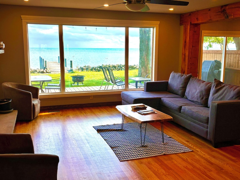 Lake Escape Retreat - Onsite Beach Dock Waterfront Boat Ramp - Amherstburg