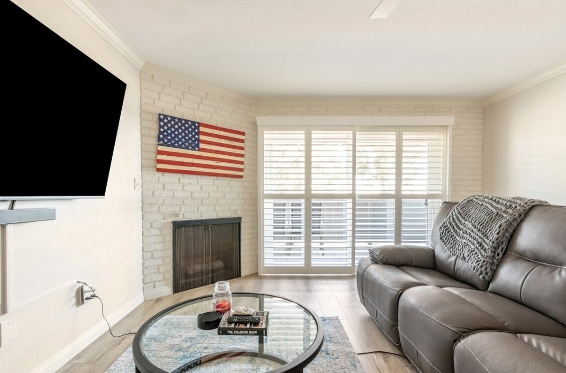 Spring/summer Special! Luxurious, Modern Condo - Gym, Pool, Steps To Hermosa - Manhattan Beach, CA