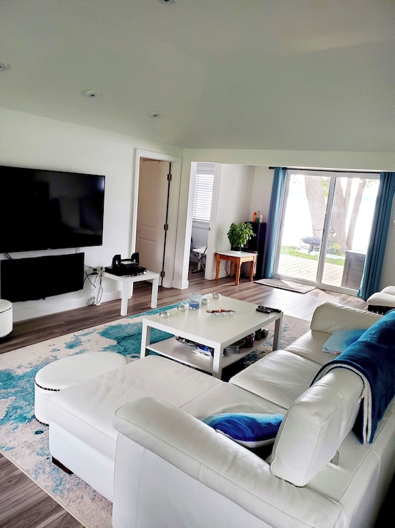 Entire Lakeside Cottage With 6 Person Hot Tub - Kawartha Lakes