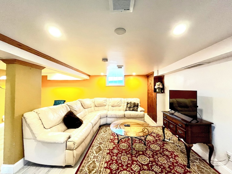 Cozy 4-bedroom, Bathrooms, Free Parking - Eden Prairie, MN