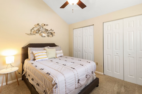 Cozy Townhouse - Close To Oaks Mall! - Gainesville, FL