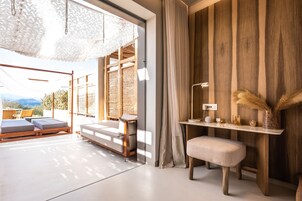 Suite-Estúdio de Luxo | Minibar, cofre no quarto, com mobília individualizada, secretária 