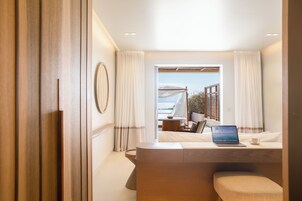 Suite-Estúdio de Luxo | Minibar, cofre no quarto, secretária, ferro/tábua de engomar