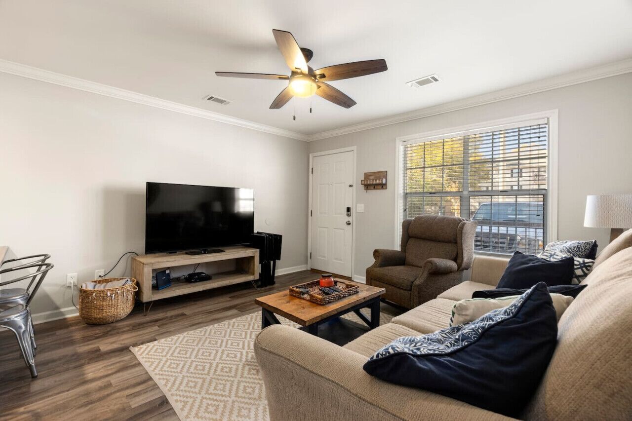 4 Bedroom Condo And Walk To Toomers! - Alabama