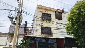 A two-story building with a storefront labeled "BE vivo" and "EPSON".
