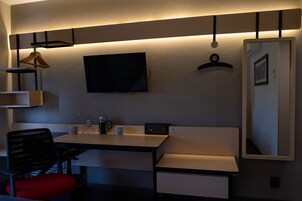 Quarto Duplo Deluxe | Cofre no quarto, secretária 