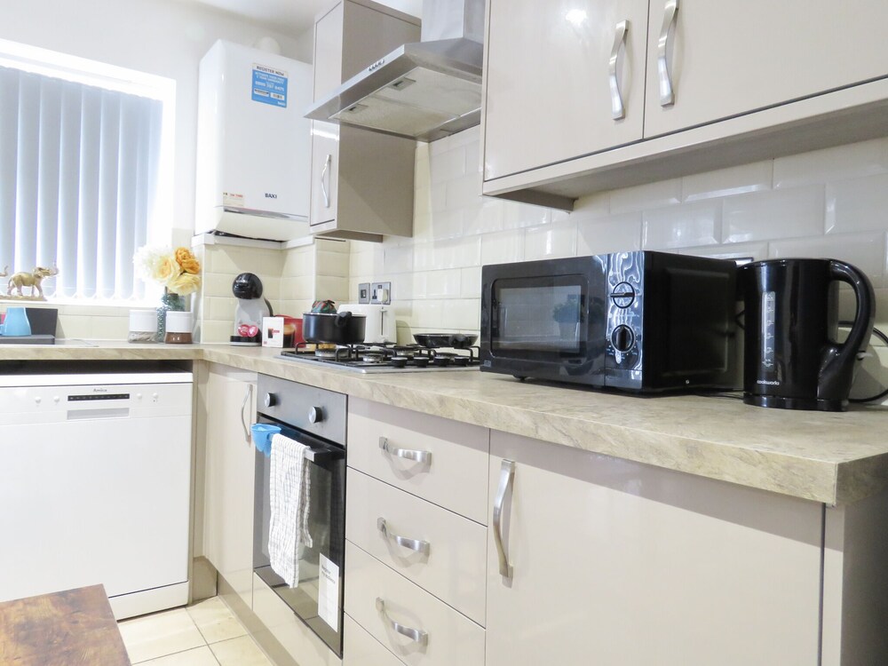 Tudors Esuites 4 Bedroom House - Birmingham