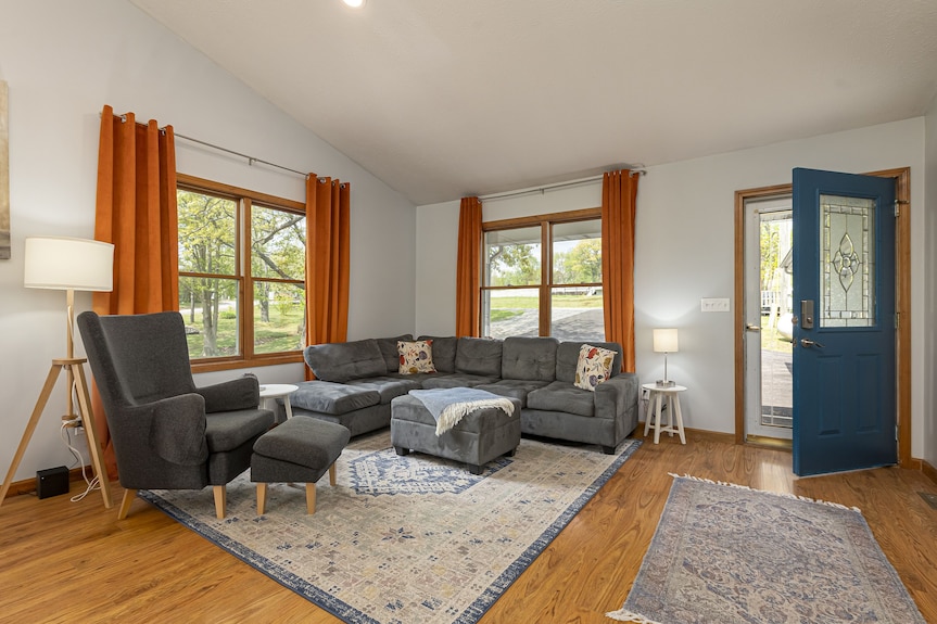 Upscale Lakefront Home W/ Dock & Kayaks - Marion