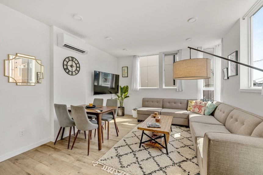 2br Townhome W/ City Skyline Views & Easy Parking! - Seattle