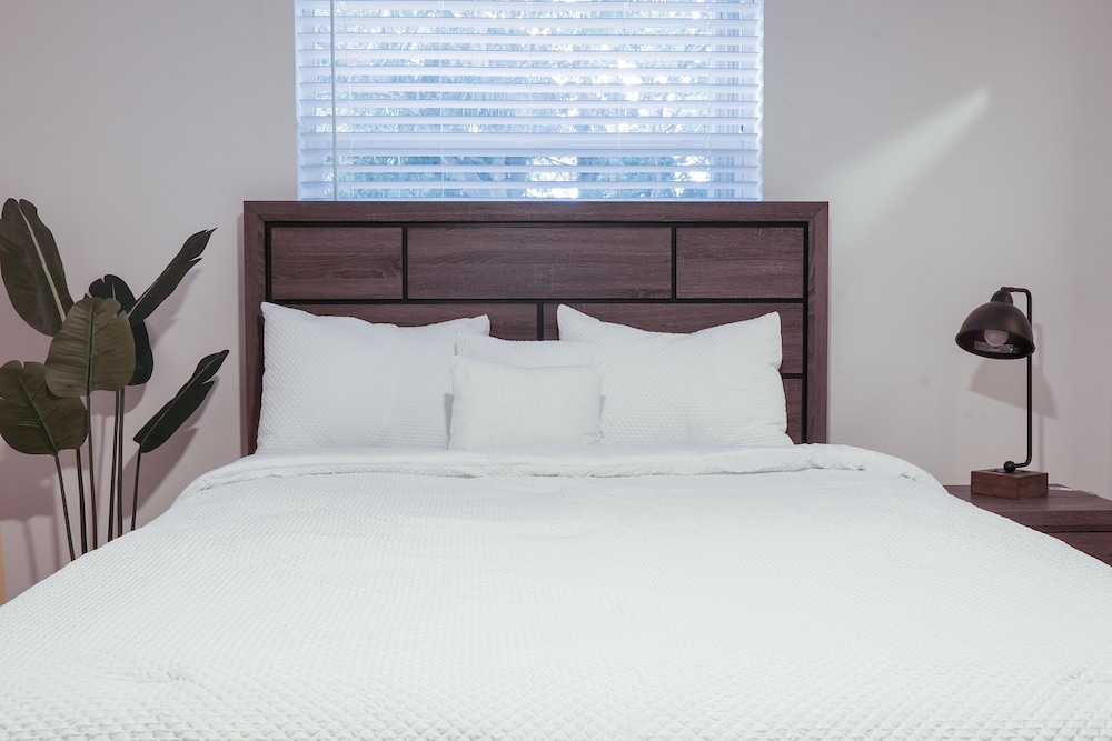 The Desert Rose Retreat - Dania Beach, FL