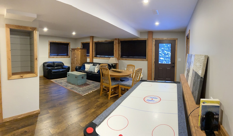 The Snowshoe House - 3 Bed 2 Bath Cabin + Hot Tub - British Columbia