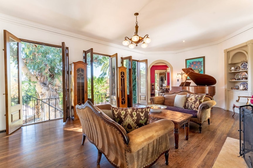 Come See Why We're 5-stars! Parking Included - Hollywood, CA