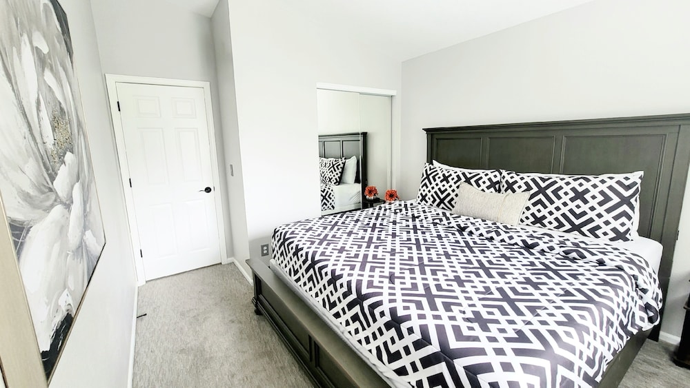 5 Bdrms; King Beds, 2 Kitchens; Dine/shop/scenic Trail; Easy Access To Downtown! - Thornton, CO