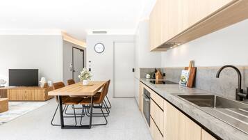 Apartamento, 1 quarto | Refeições no quarto