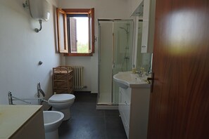 Apartamento Comfort, 1 quarto | Casa de banho | Um polibã, um chuveiro fixo, um bidé, toalhas fornecidas