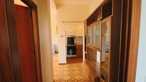 Apartamento Comfort, 1 quarto | Sala de estar | Televisor de ecrã plano de 32 polegadas com canais via satélite 