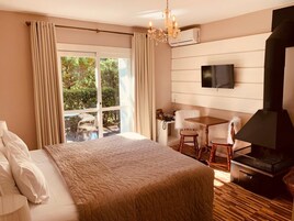 Suite Classica com Lareira | Frigobar, escrivaninha, cortinas blackout, quartos à prova de som