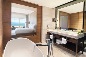 Suíte club, 1 quarto, acessível, vista para o mar (Accessible Bathtub) | Banheiro | Banheira e chuveiro separados, banheira de imersão, secador de cabelo 