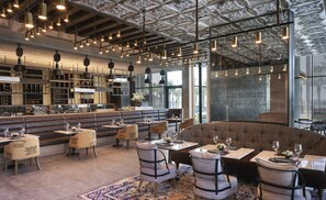 5 restaurantes, com serviço de café da manhã e almoço; culinária turca