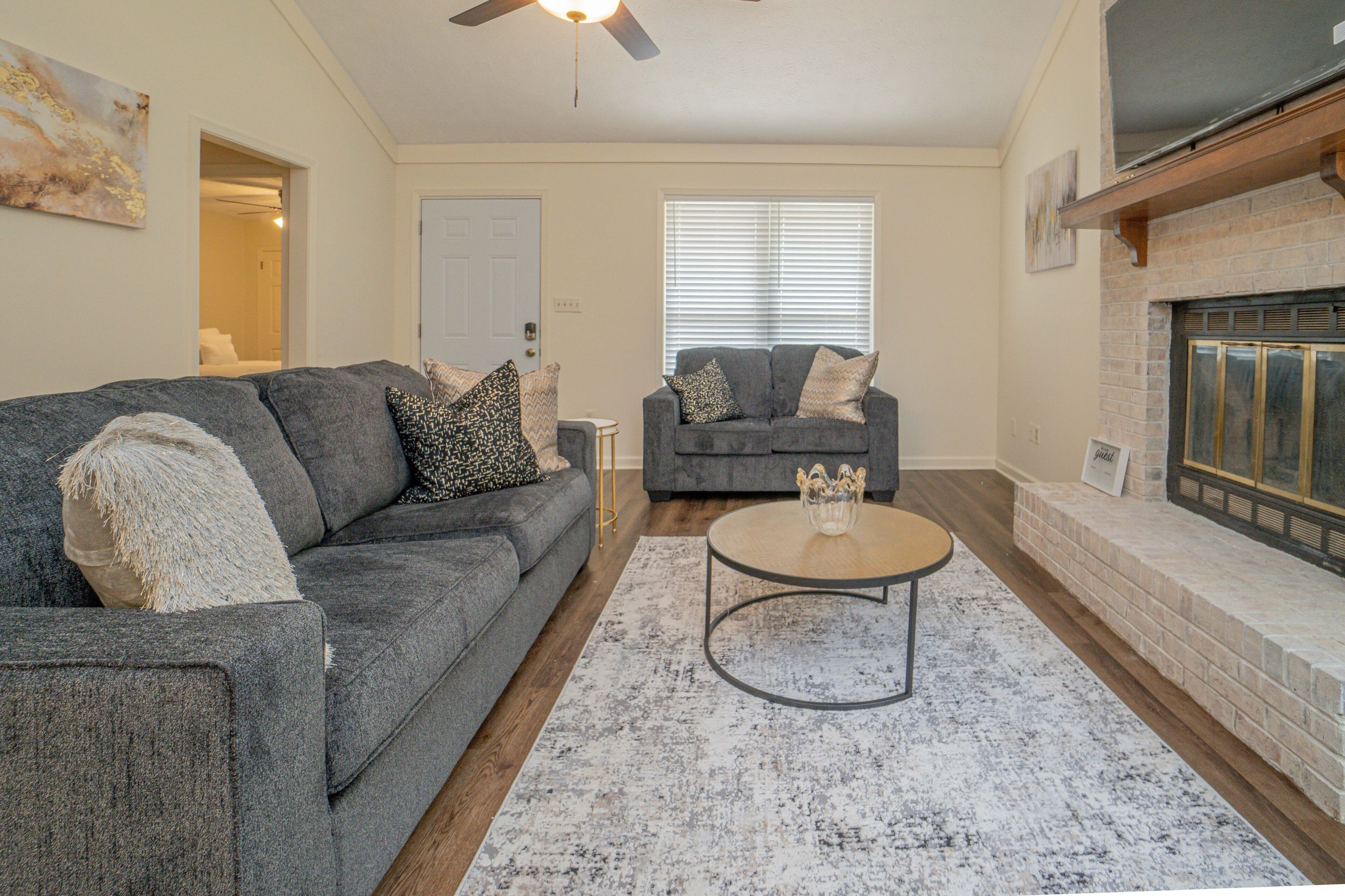 Spacious 2 Br Westminster Wonder W/ Porch & Office - Montgomery, AL