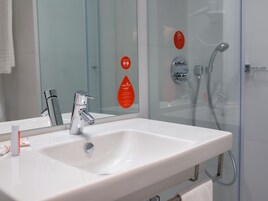 Chuveiro, produtos de toalete grátis, secador de cabelo 