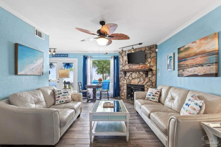 Your Own Private Resort On The Bay - Pensacola Beach, FL