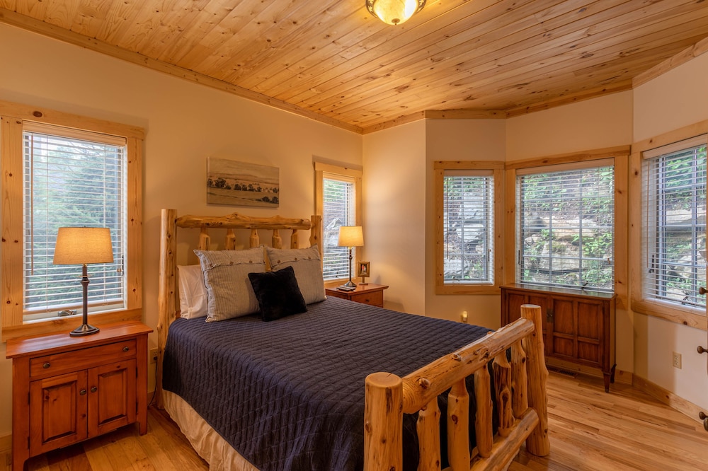 Rocky Ridge High - Condo On Sugar Mountain With Amazing Views, Hot Tub, Walk To Slopes! - Sugar Mountain, NC