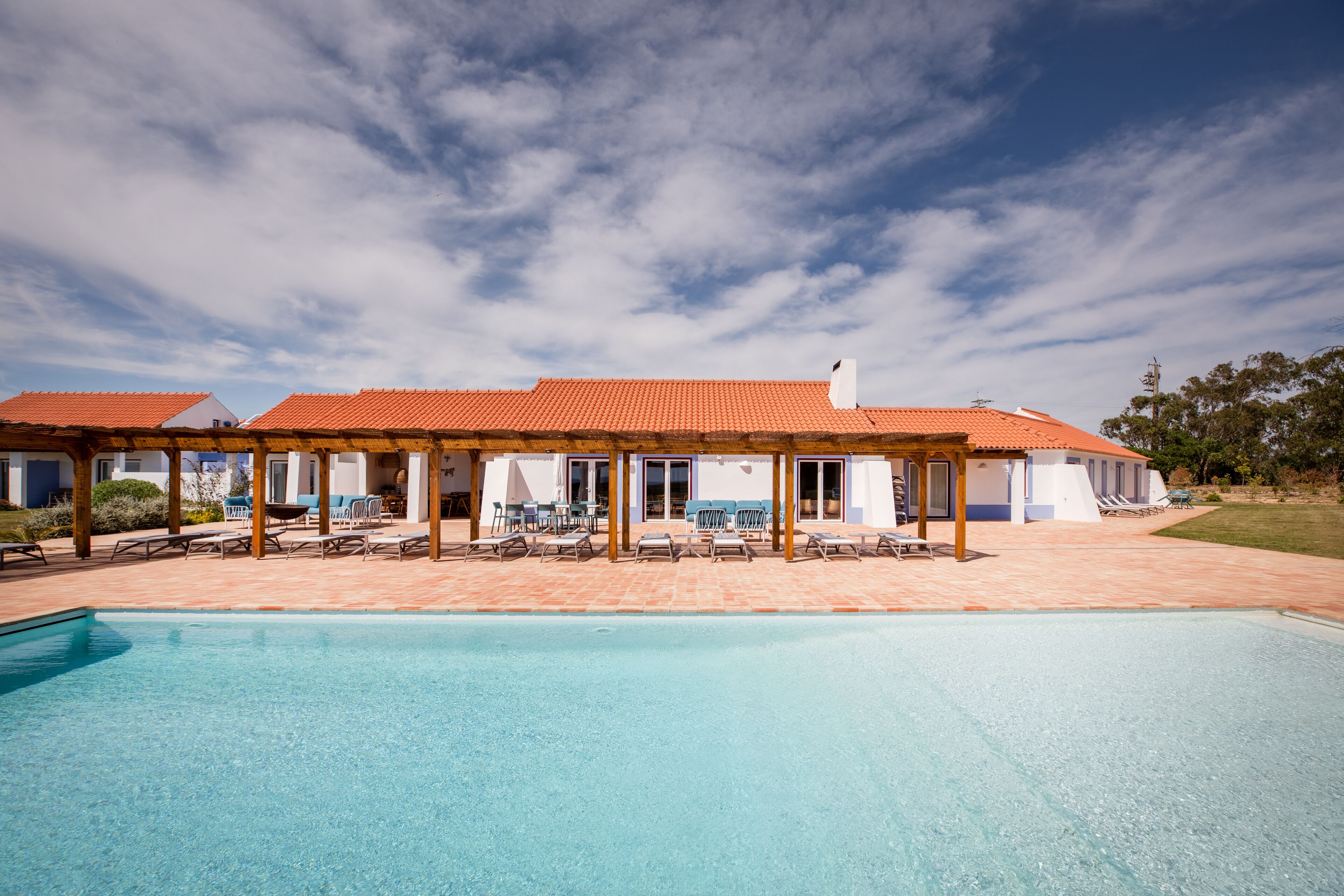 Piscina exterior, guarda-sóis, espreguiçadeiras 